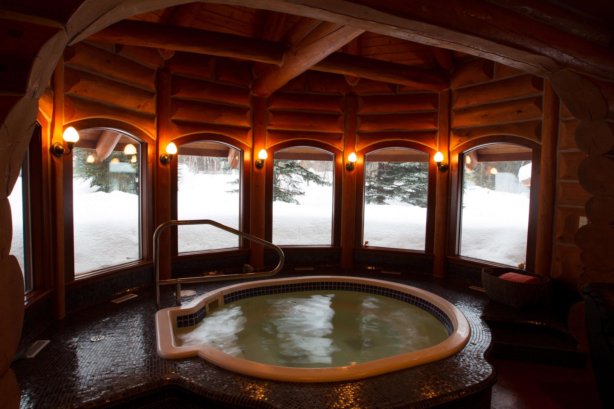 Eleanor Lake Estate | Mike Wiegele Helicopter Skiing